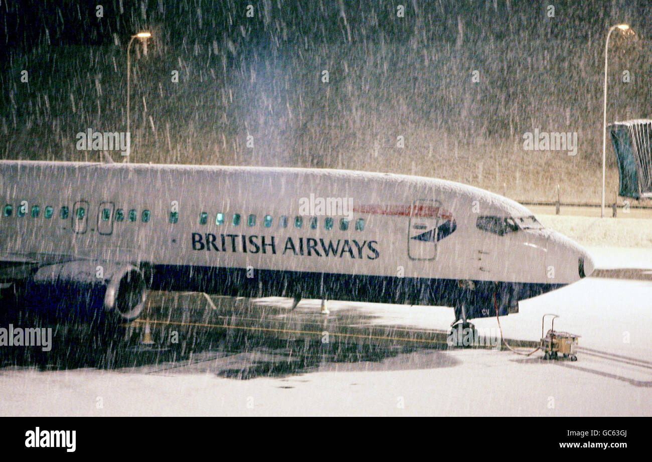 ALTERNATE CROP Snow settles on a British Airways passenger plane at ...