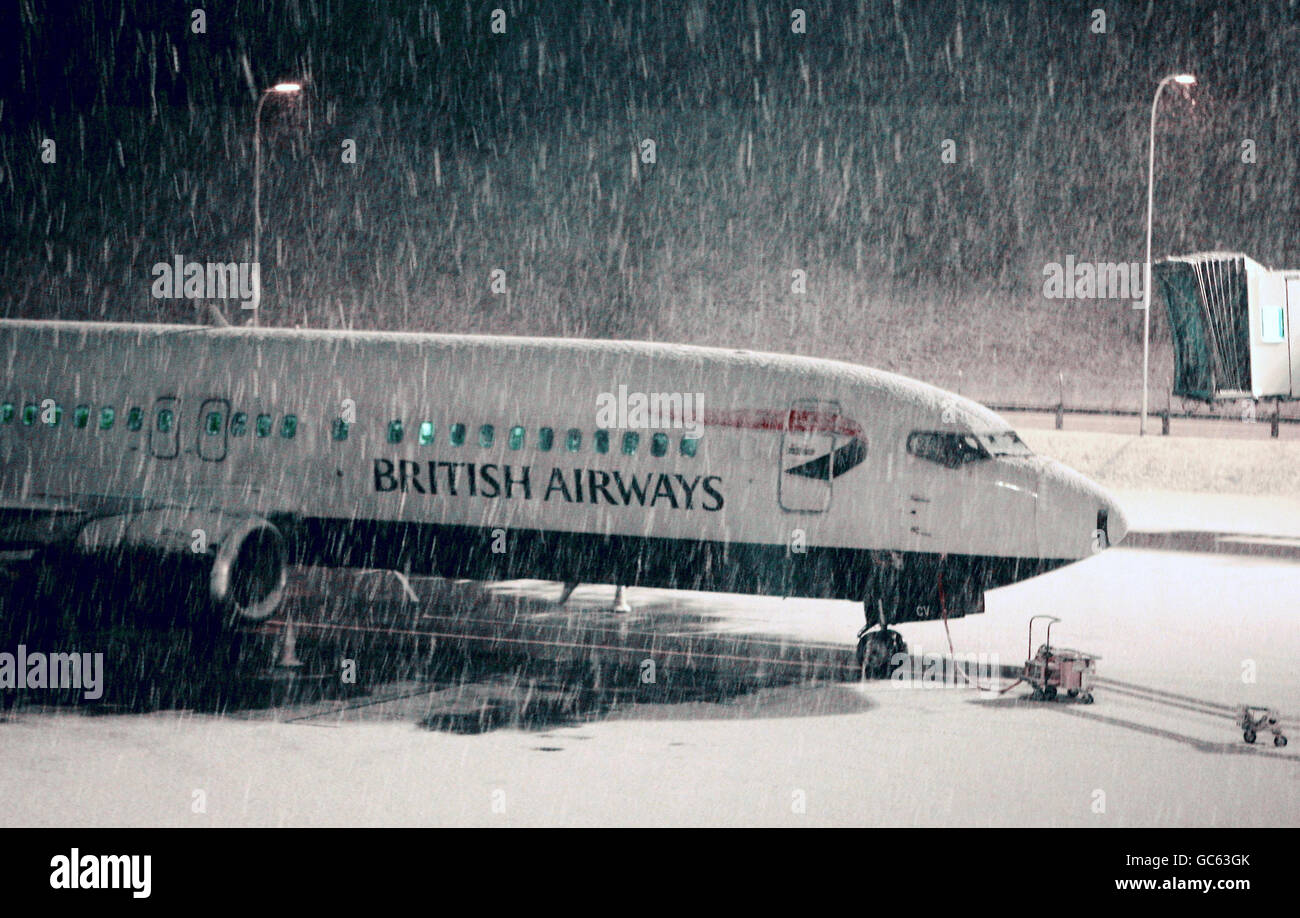 Snow settles on a British Airways passenger plane at London's Gatwick ...