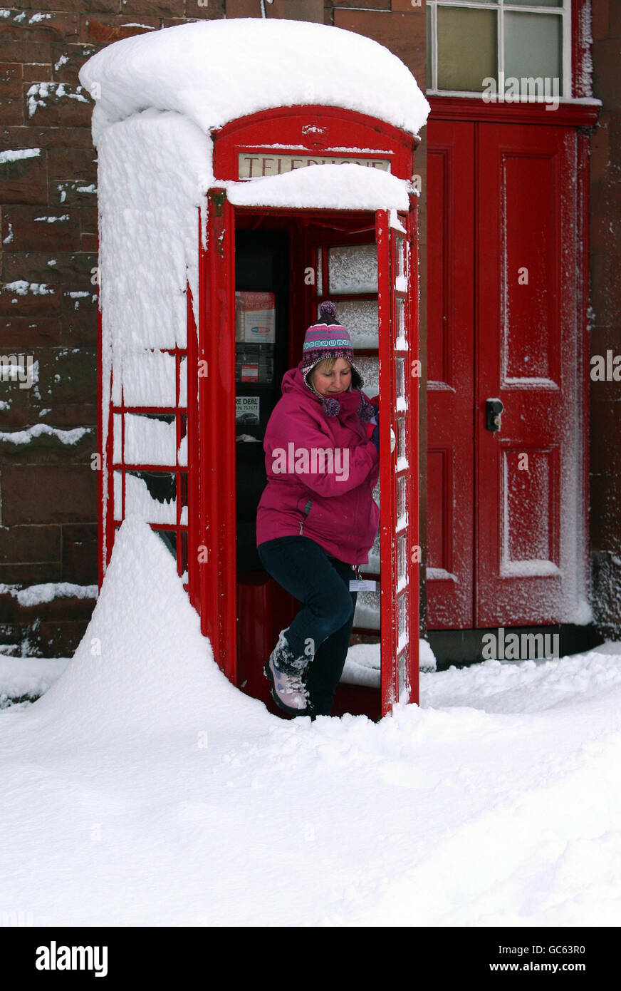 Woman uses telephone box hi-res stock photography and images - Alamy