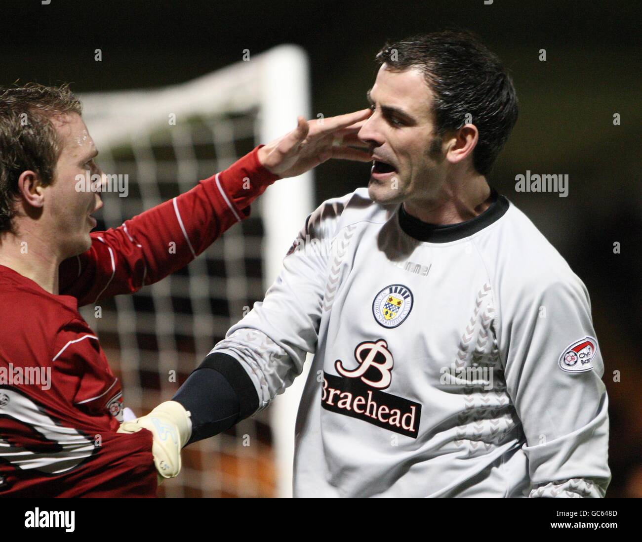 Aberdeen's Darren Mackie and St Mirren's Paul Gallagher during the ...