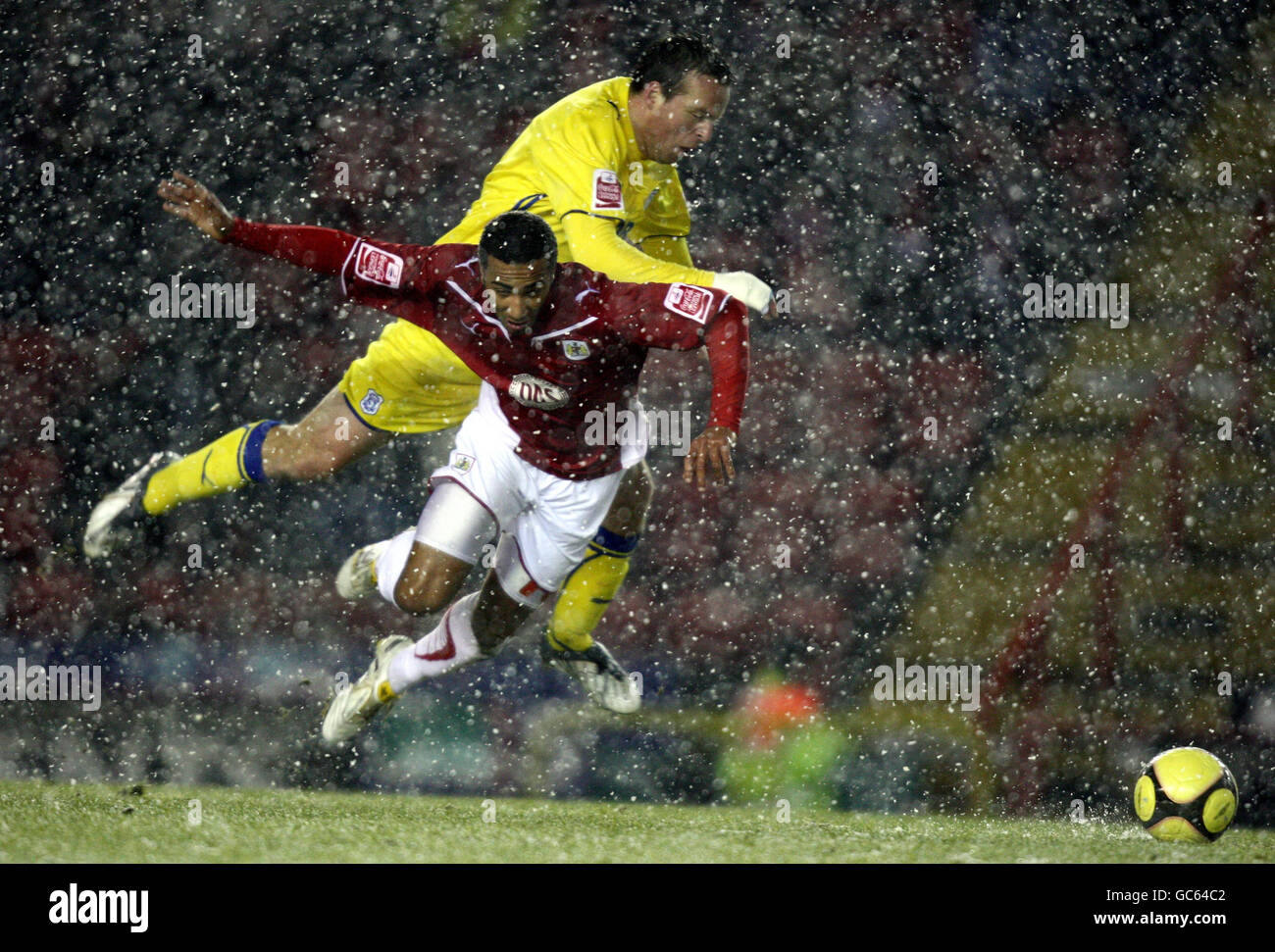 Bristol City's Nicky Maynard is fouled by Cardiff City's Gavin Rae ...