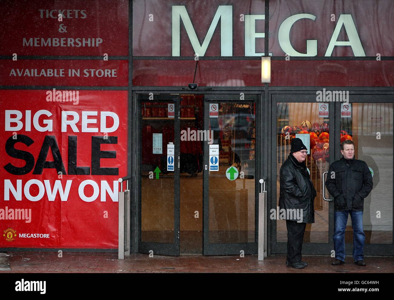 Manchester united fans take advantage sale old trafford megastore hi ...