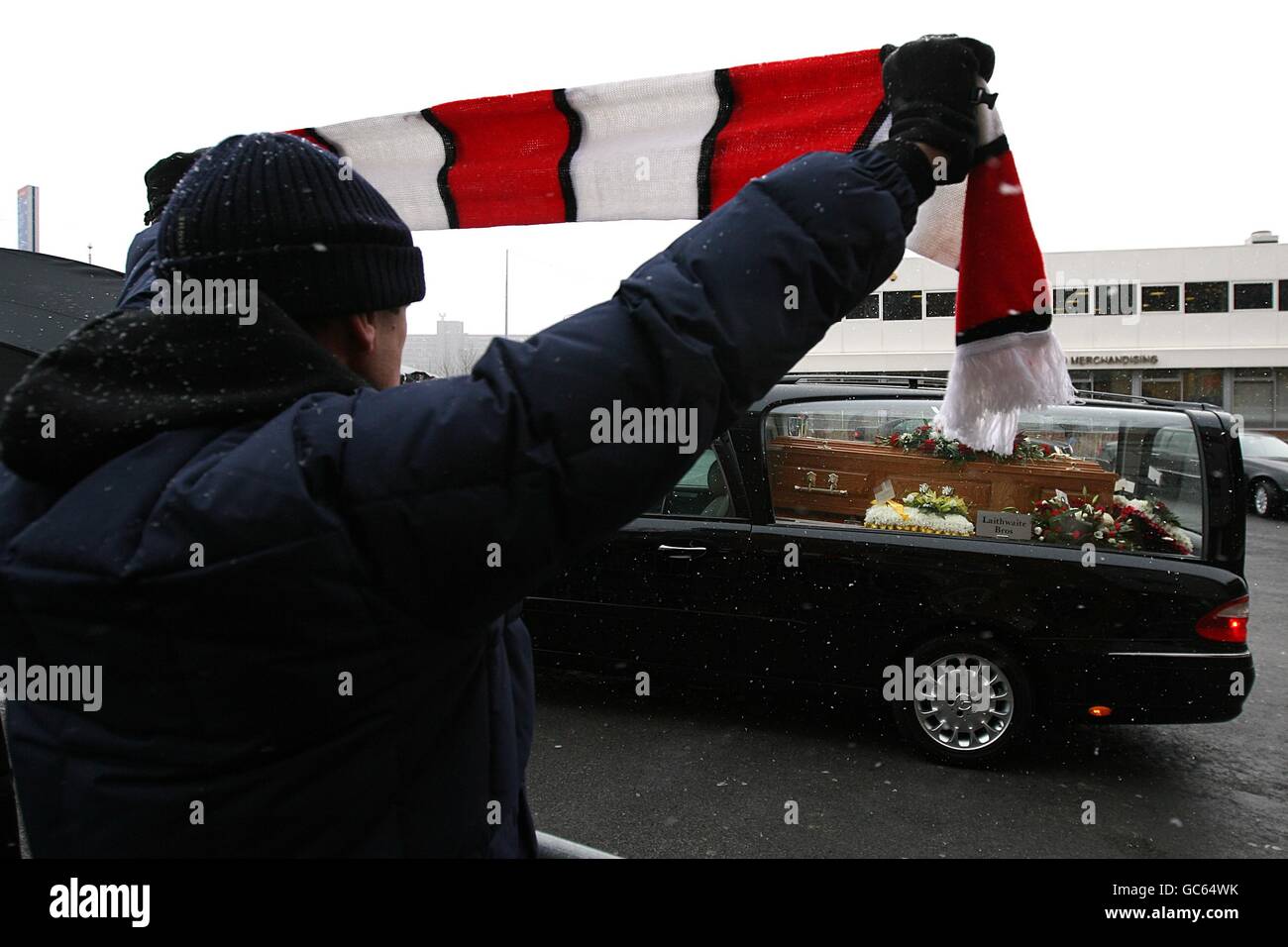 Albert Scanlon Funeral - Manchester. A Manchester United fan pays ...
