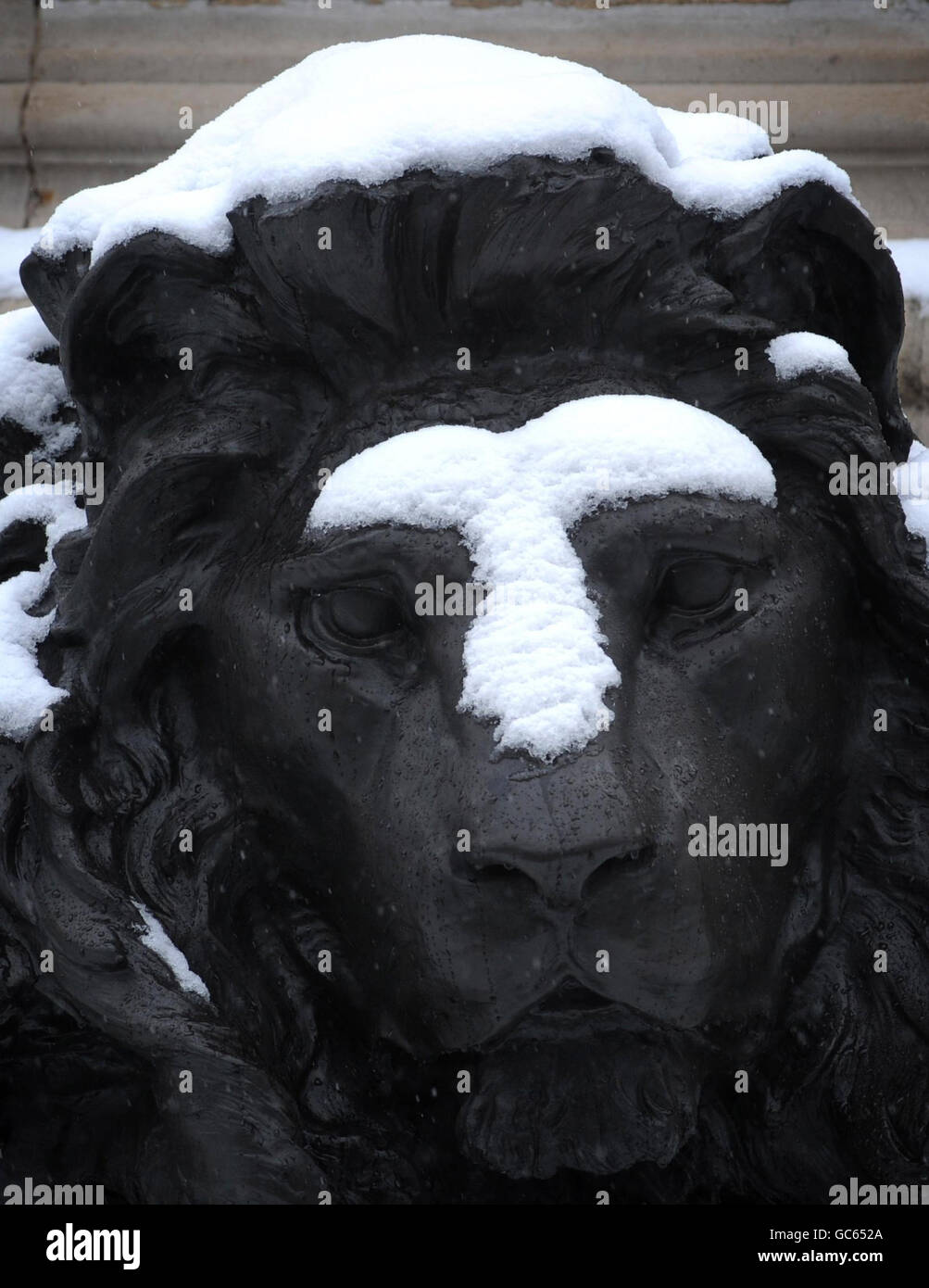 London winter statue snow ice hi-res stock photography and images - Alamy