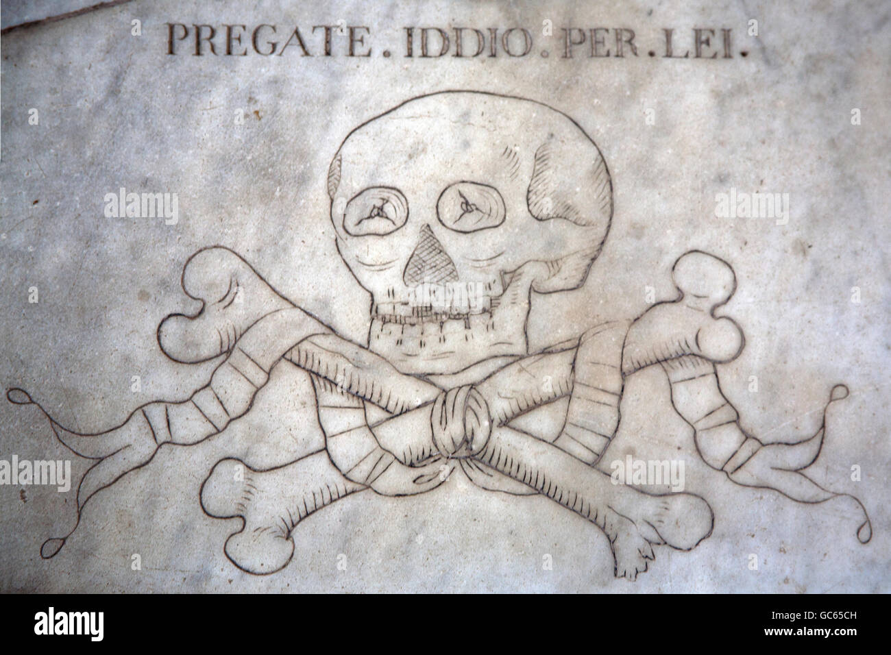 Skull and crossbones grave hi-res stock photography and images - Alamy