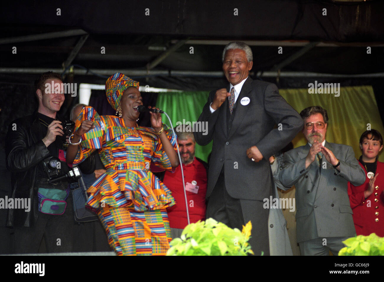 ANC PRESIDENT, NELSON MANDELA DANCES FOR FREEDOM AT A RALLY IN GLASGOW ...