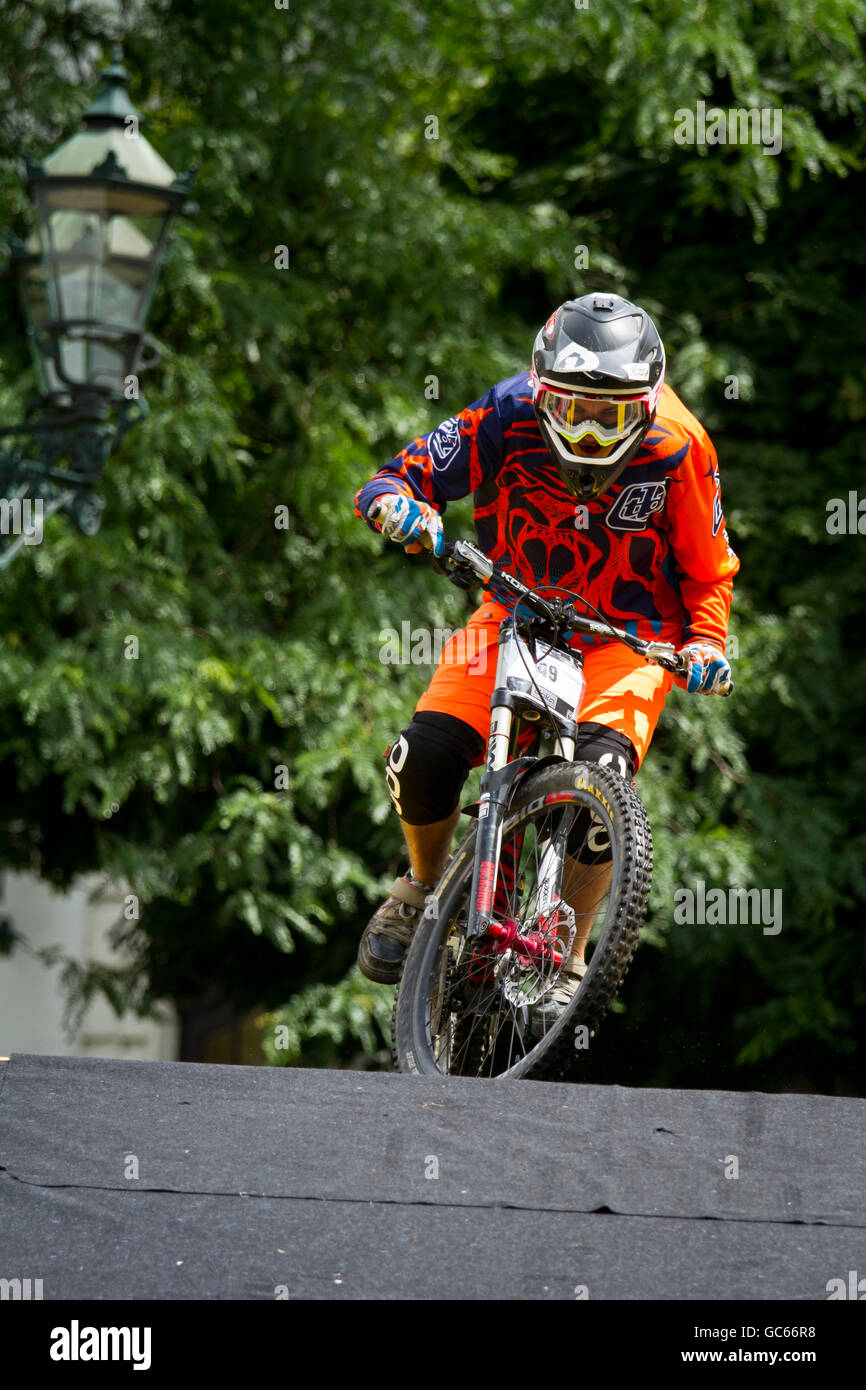 Downhill city tour men hi-res stock photography and images - Alamy
