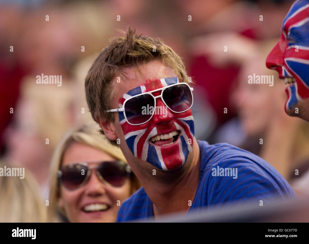 British fans with their faces painted cheer on Andy Murray during day ...