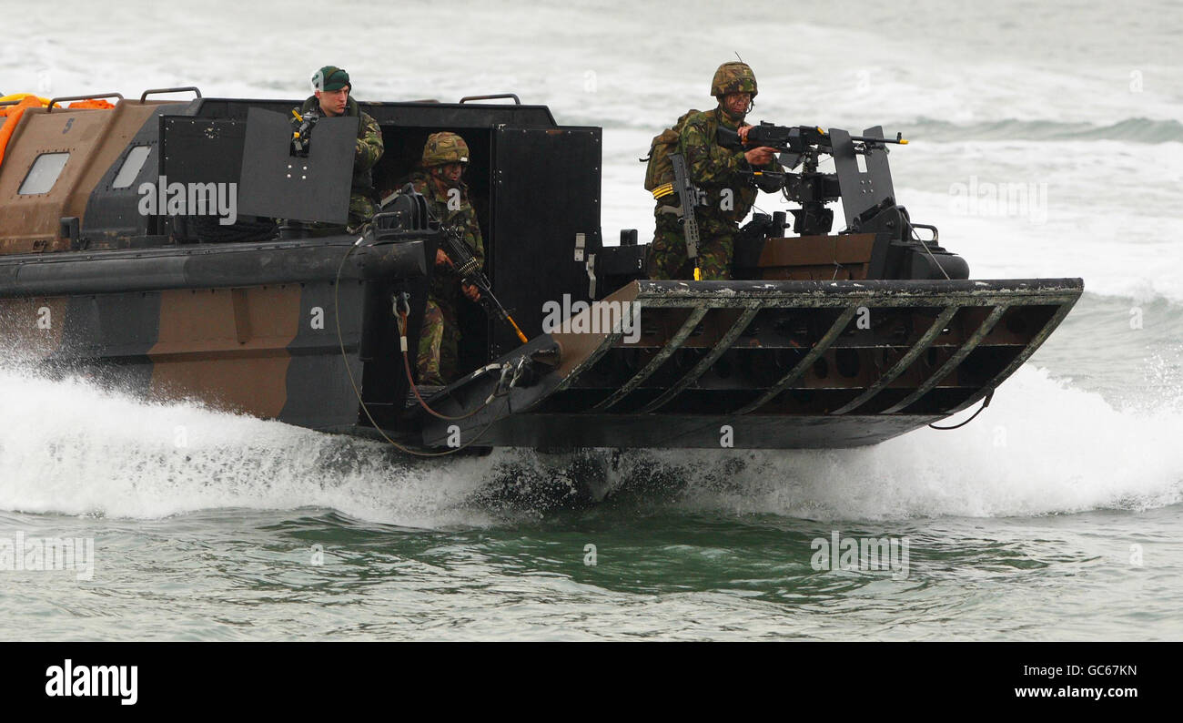 42 Commando Royal Marines storm the beach at Browndown near Lee on ...
