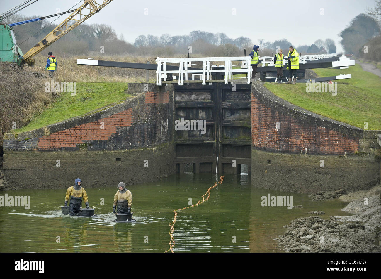 Using canal locks hi-res stock photography and images - Alamy