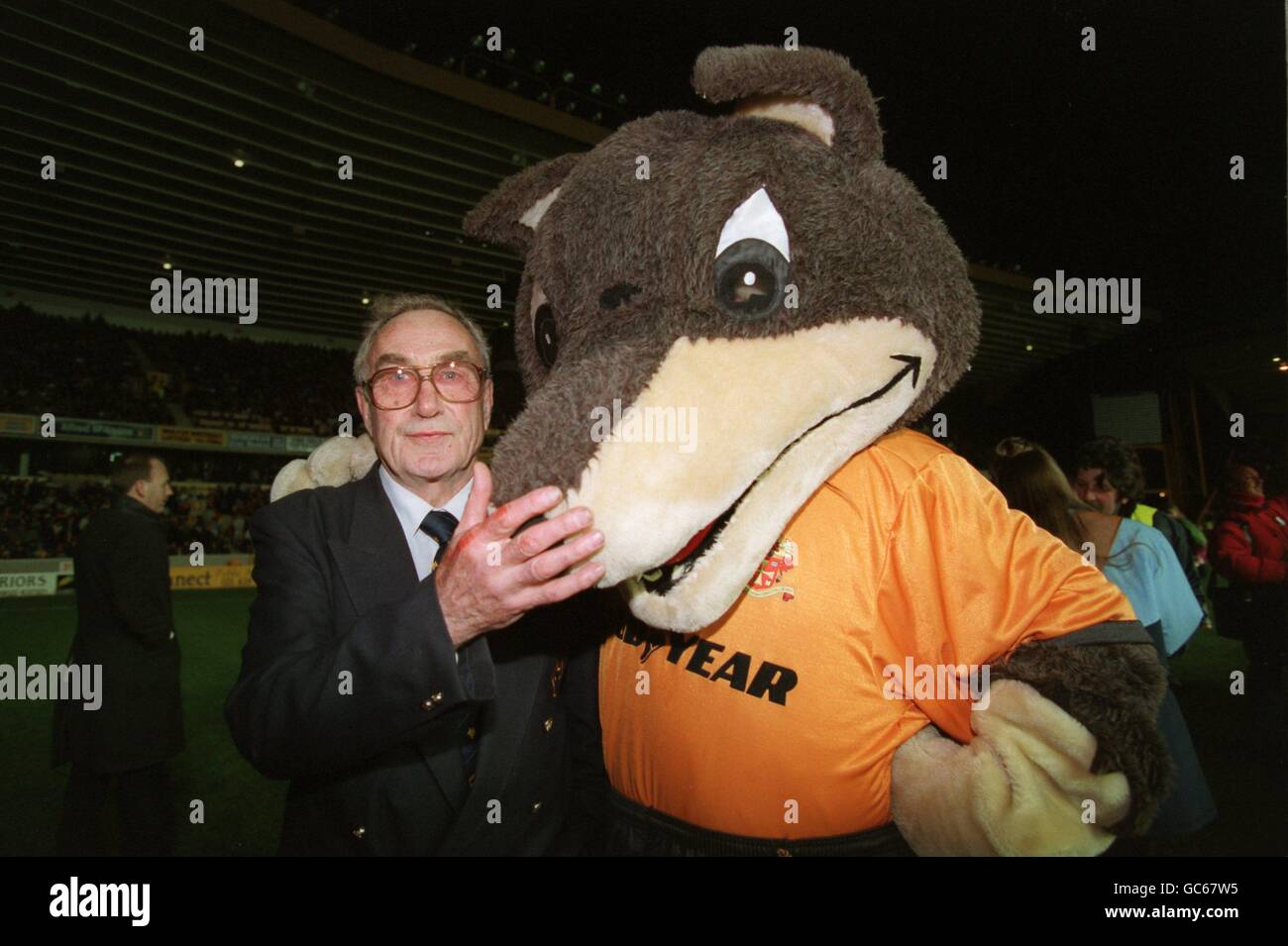 Wolverhampton wanderers mascot hi-res stock photography and images - Alamy