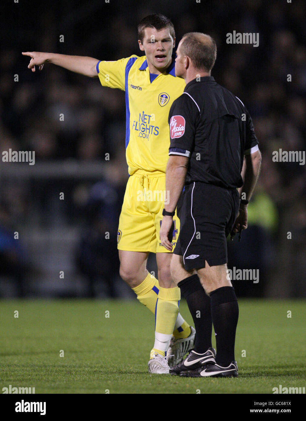 Leeds United's Jonathan Howson (left) argues with referee Andy Woolmer ...