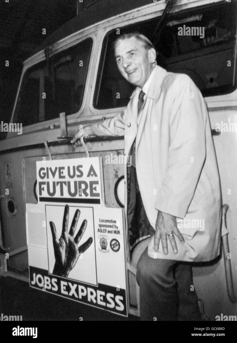 TUC General Secretary Len Murray stands in front of the Jobs Express ...