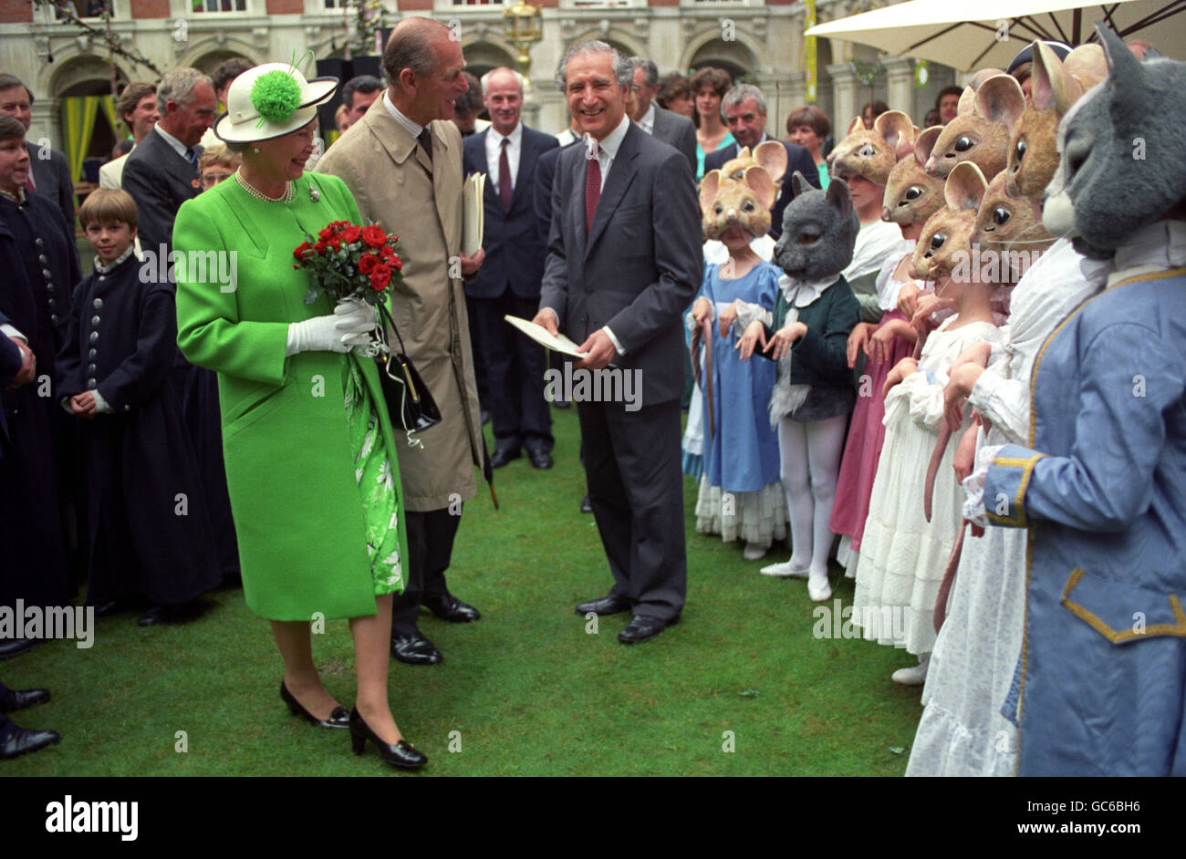 THE QUEEN TALKS TO MEMBERS OF THE CAST WHO PERFORMED ON A TRIBUTE TO ...