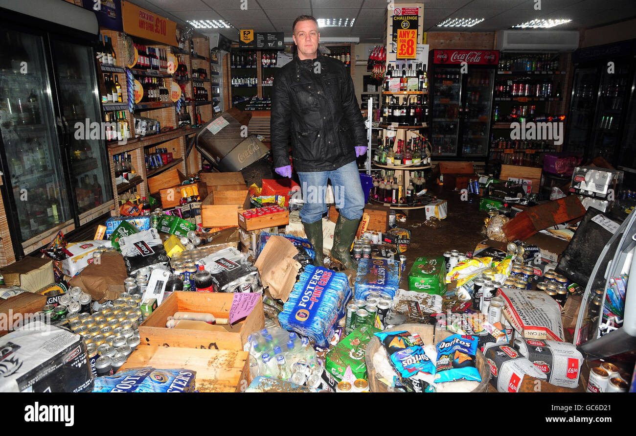 Proprietor of simply drinks off licence hi-res stock photography and ...