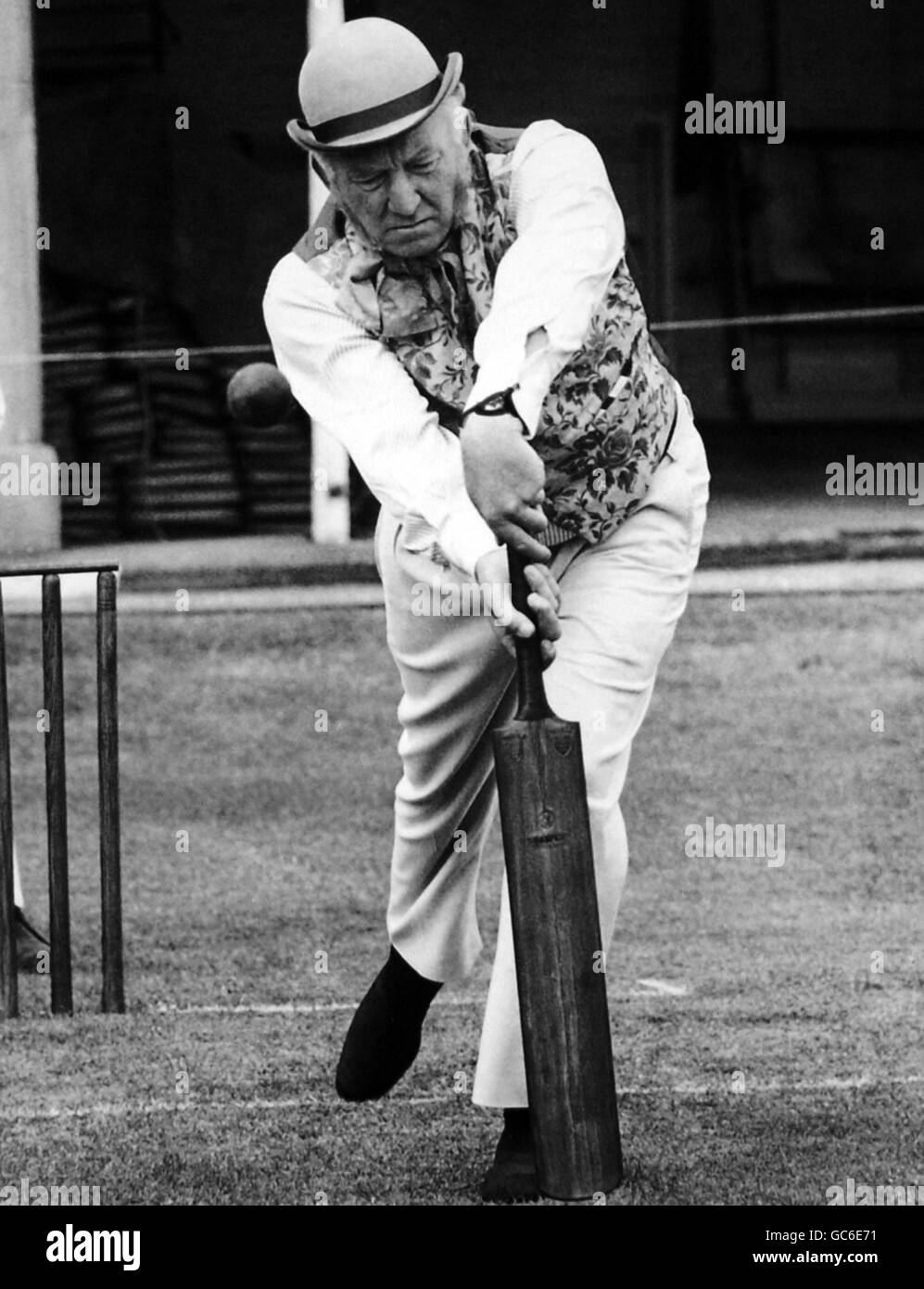 Sport cricket 1970s hi-res stock photography and images - Alamy