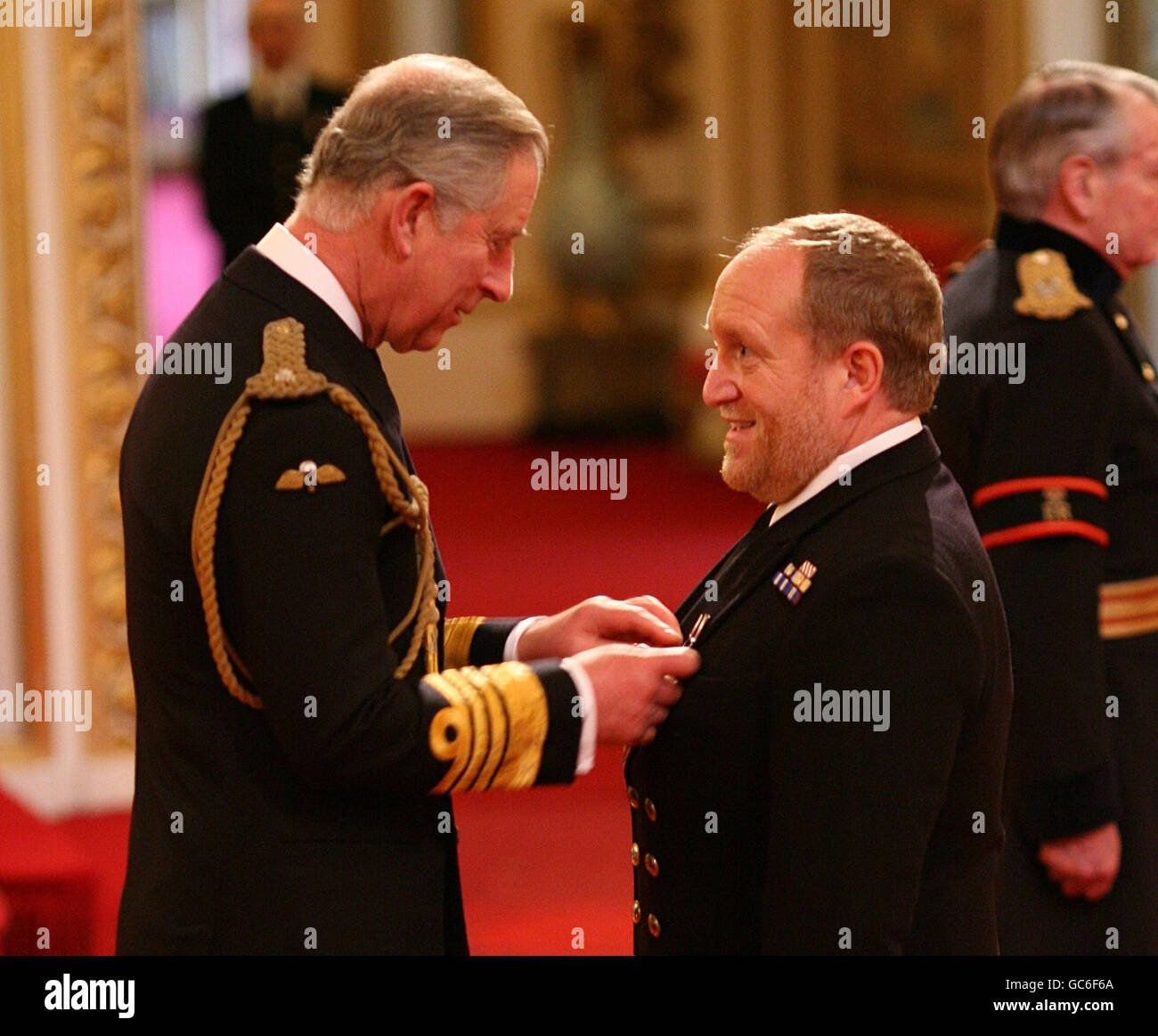 Lieutenant Commander Andrew Murray receives the Air Force Cross from ...
