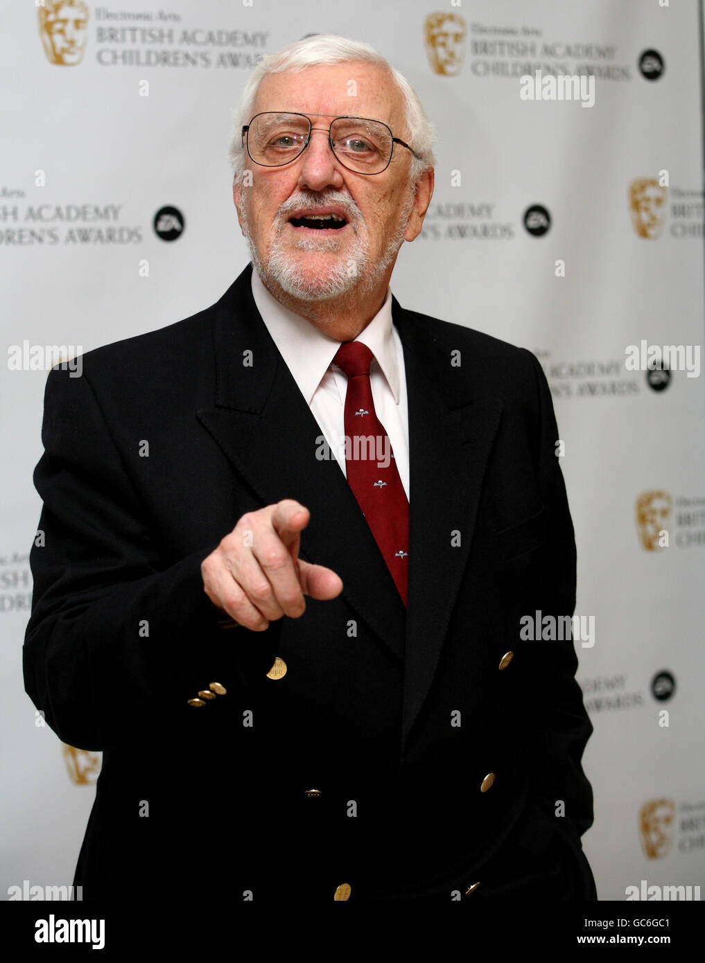 Cribbins bernard smiles hi-res stock photography and images - Alamy