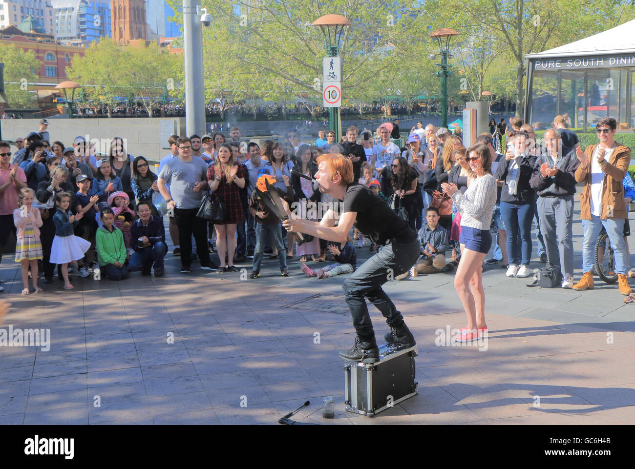 Street performer busker southbank melbourne australia hi-res stock ...