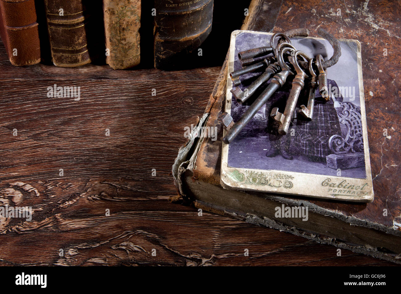 Ancient keys hi-res stock photography and images - Alamy