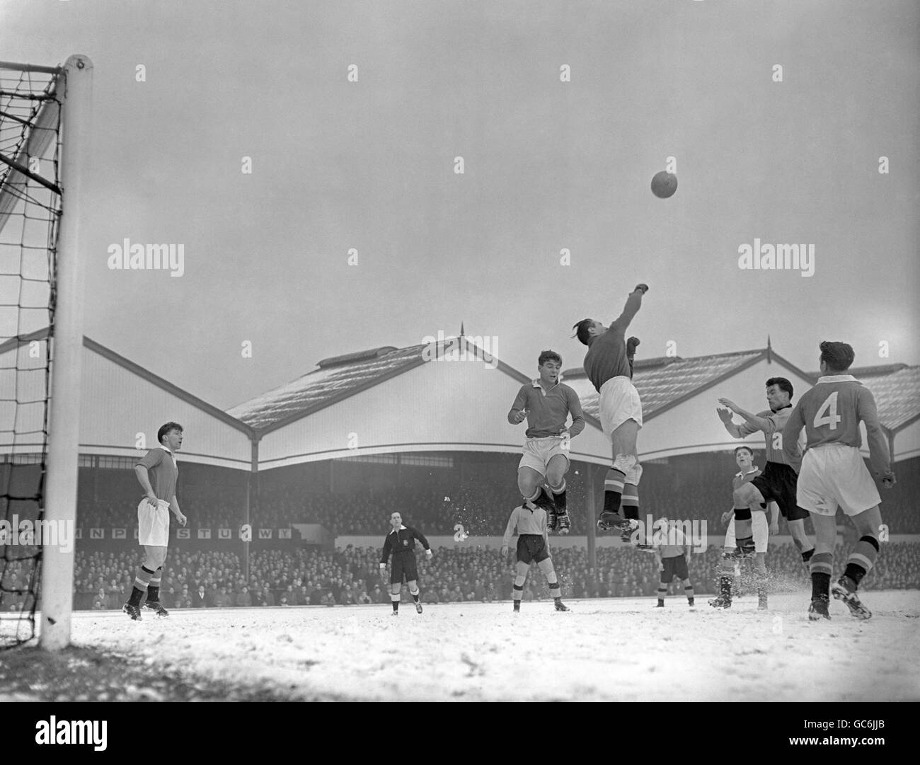 Manchester United goalkeeper Ray Wood and team mate Duncan Edwards ...