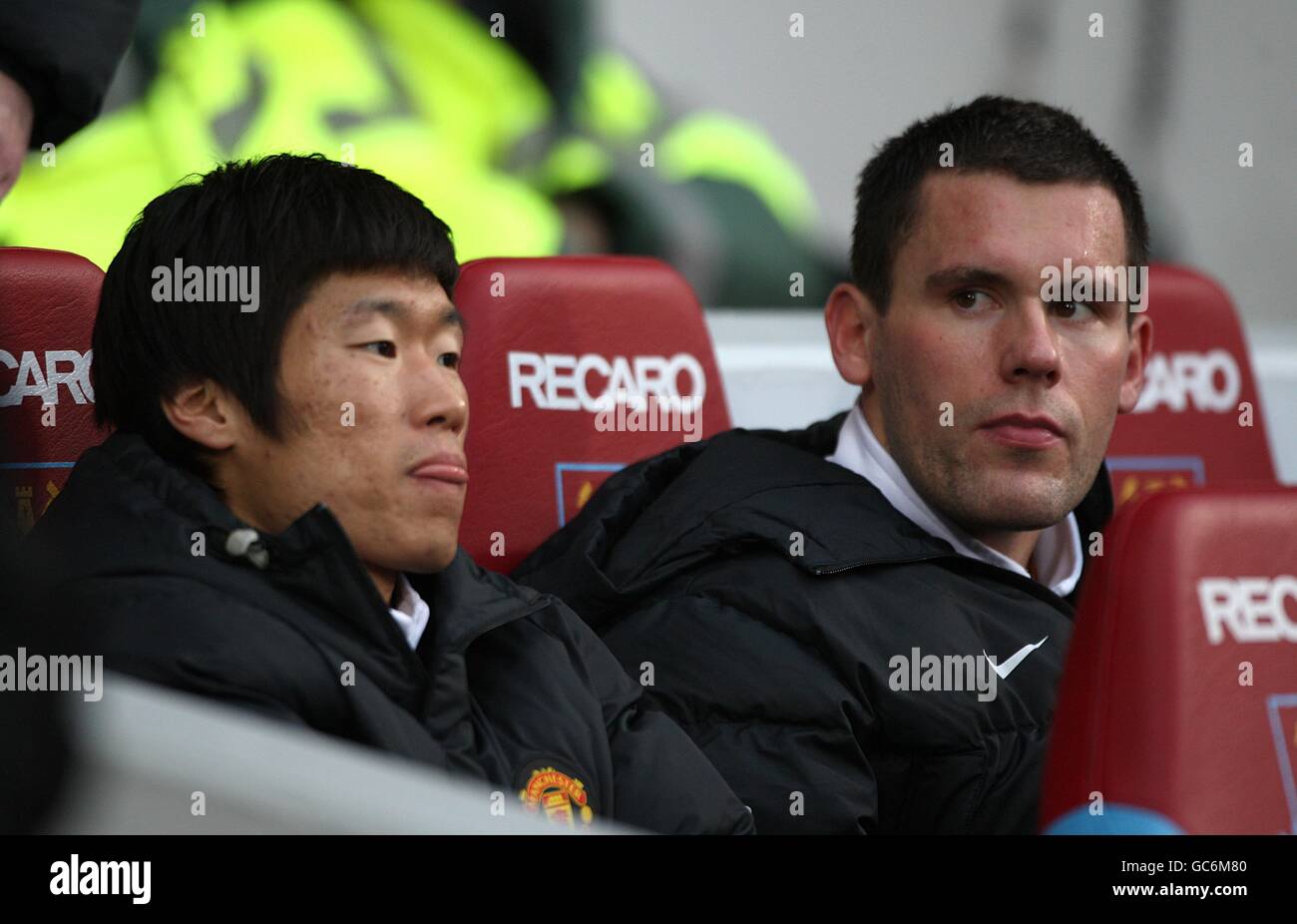 Manchester uniteds ji sung park ben right on the bench hi-res stock ...