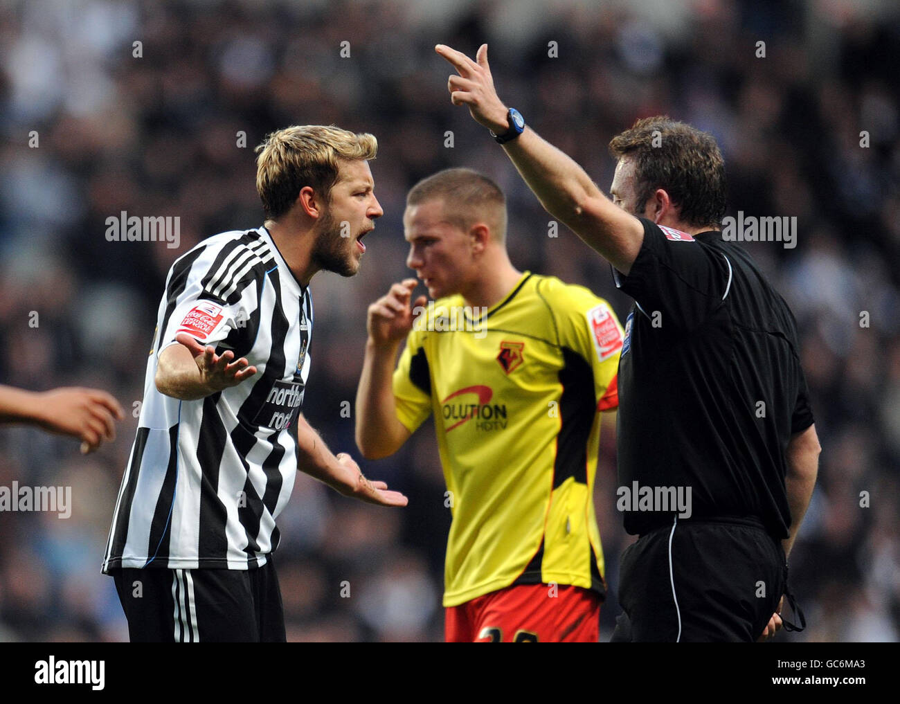 Players arguing with referee hi-res stock photography and images - Alamy