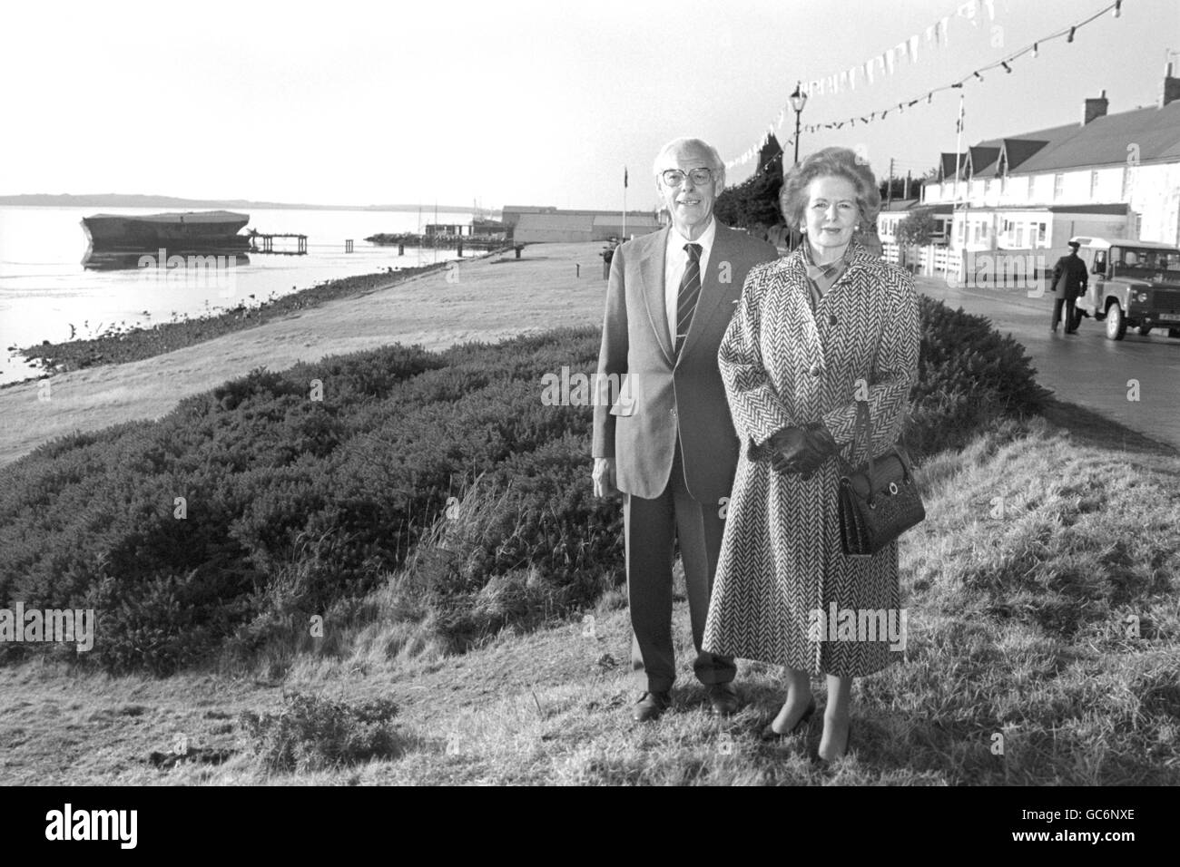 Mrs margaret thatcher sir dennis thatcher stand on victory green hi-res ...