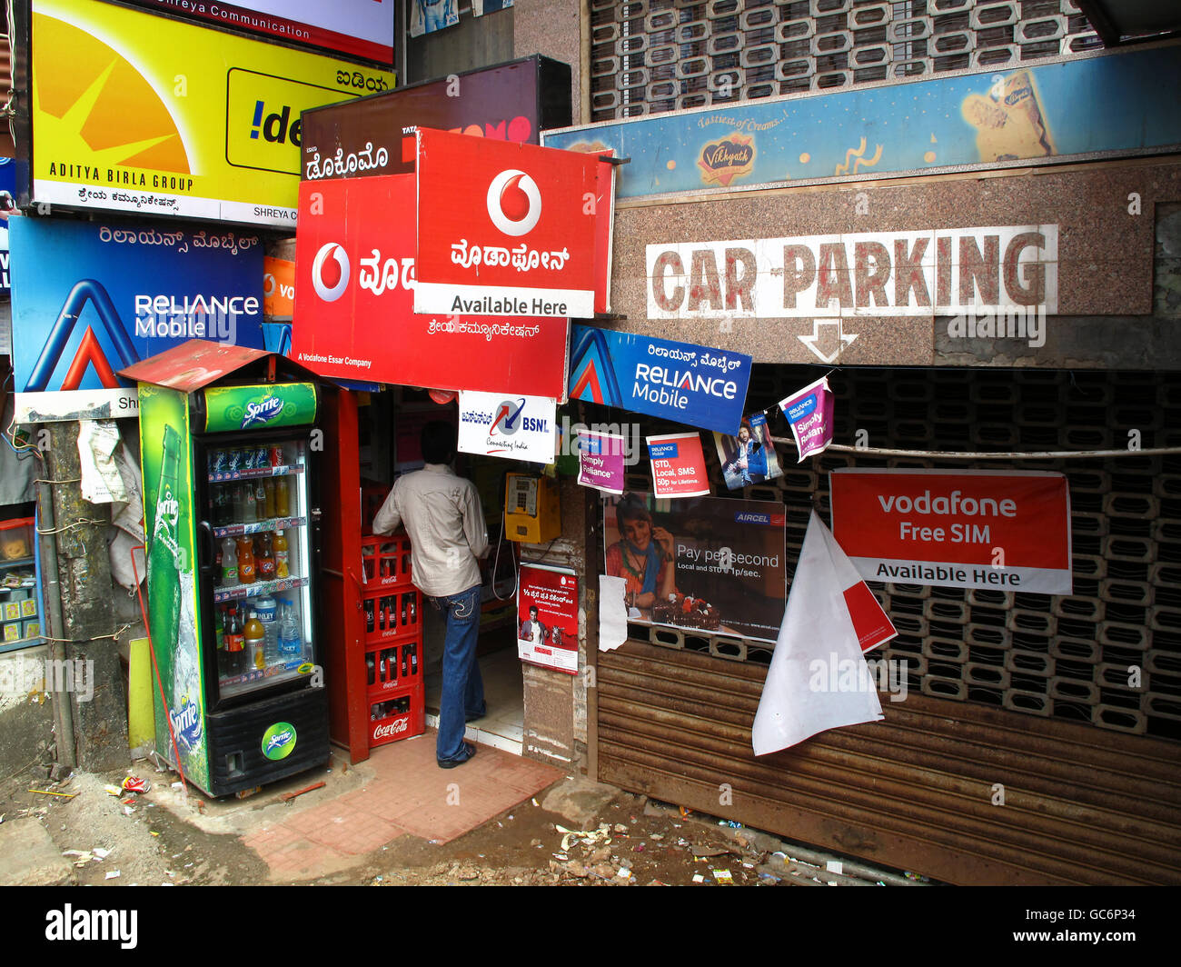 Vodafone mobile phone store in mangalore hi-res stock photography and ...