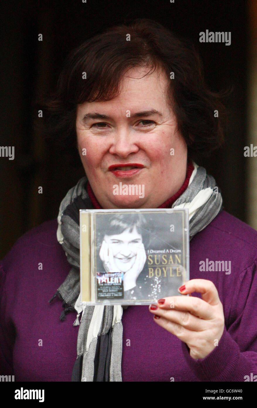 Half length posing smiling singer hi-res stock photography and images ...