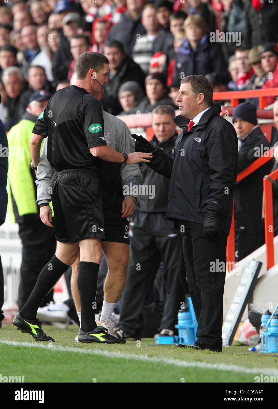 Referee craig thomson hi-res stock photography and images - Alamy