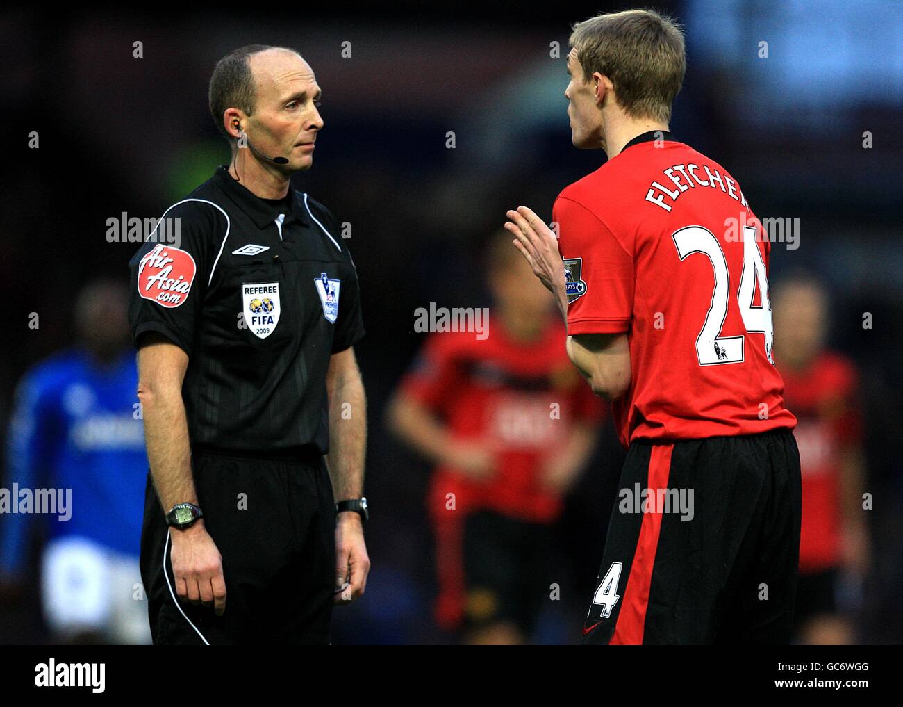 Manchester United's Darren Fletcher (right) pleades with Referee Mike ...