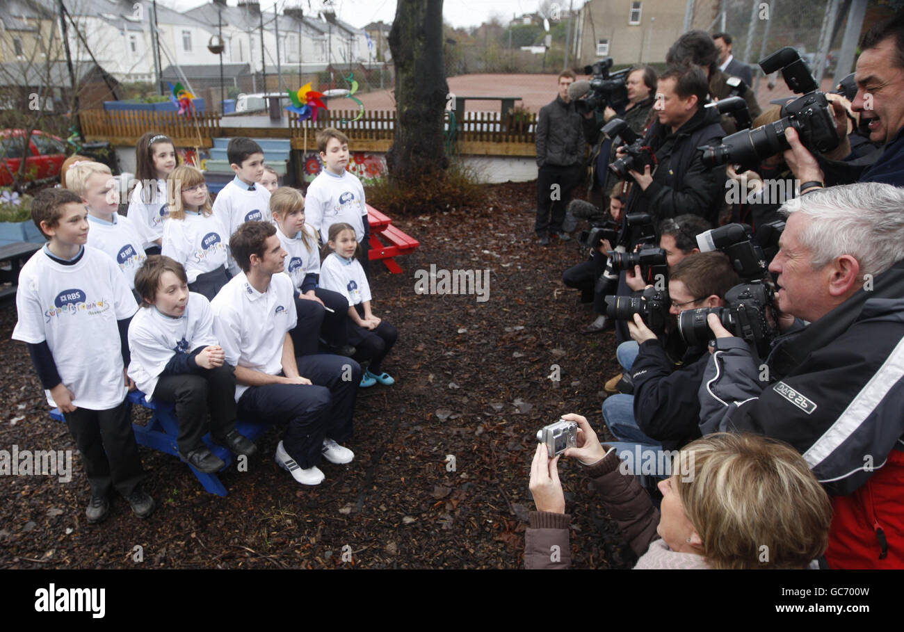 Tennis player Andy Murray with children from Broomhill Primary School ...
