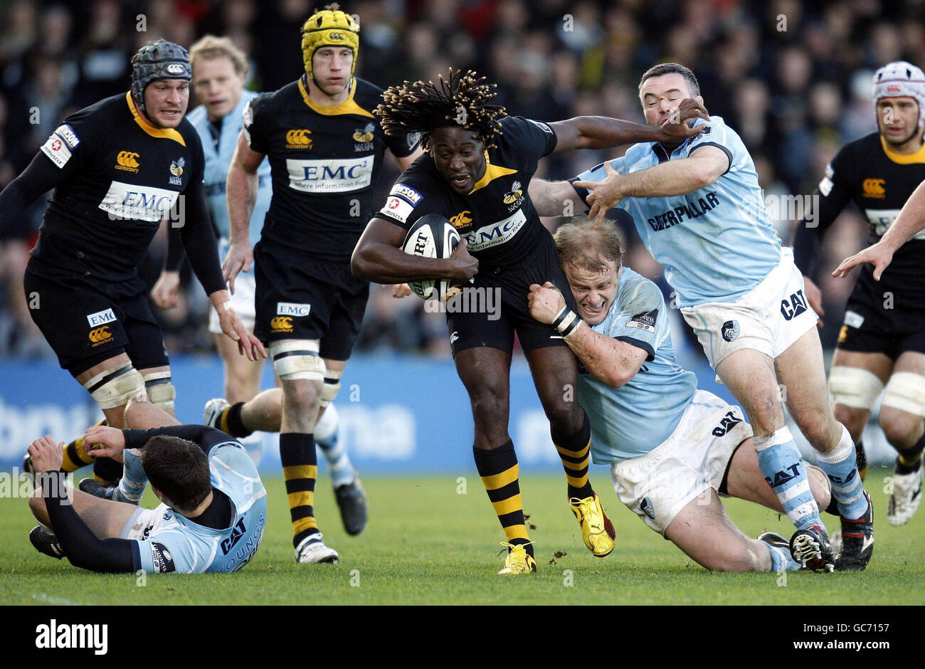 Rugbyu wasps full length tackling mangrr hi-res stock photography and ...