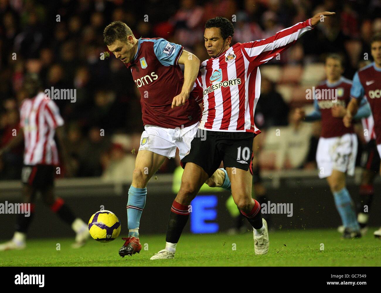 Aston Villa's James Milner (left) and Sunderland's Kieran Richardson ...