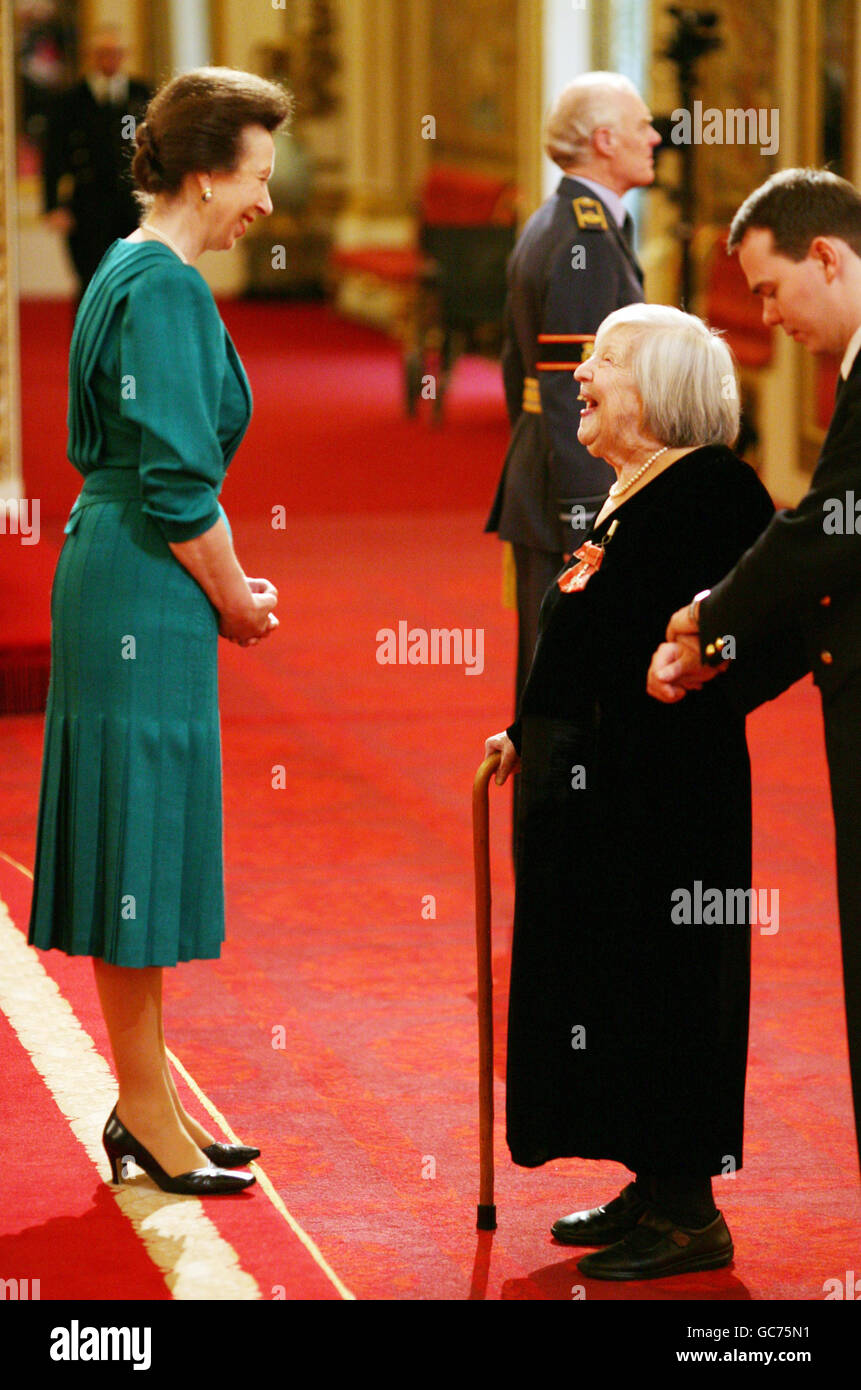 Actress Anna Wing, played Albert Square matriarch Lou Beale in ...