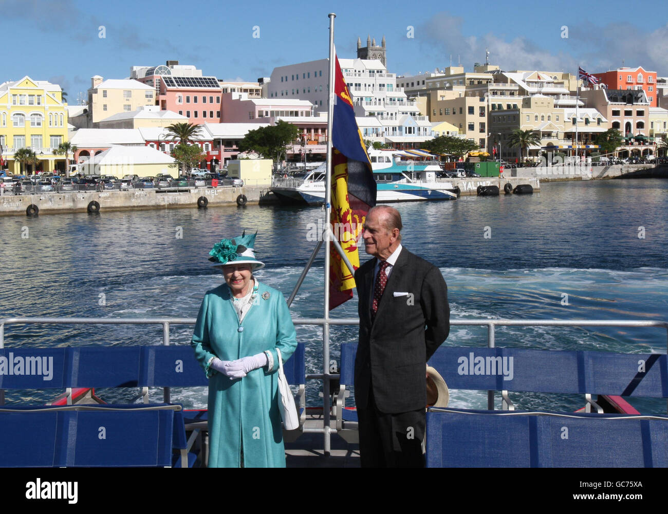 Queen elizabeth ii leaving hamilton hi-res stock photography and images ...