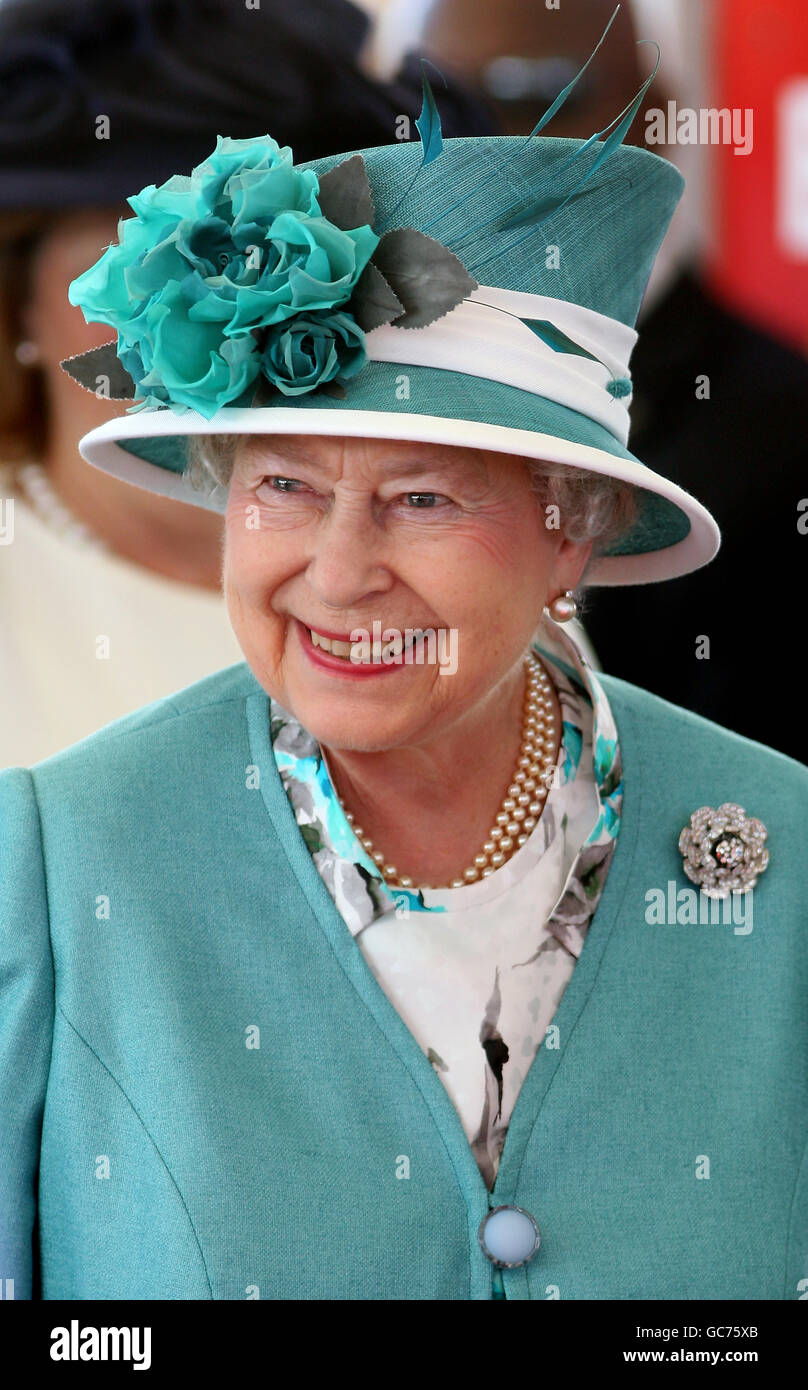 Official portrait queen elizabeth ii hi-res stock photography and ...