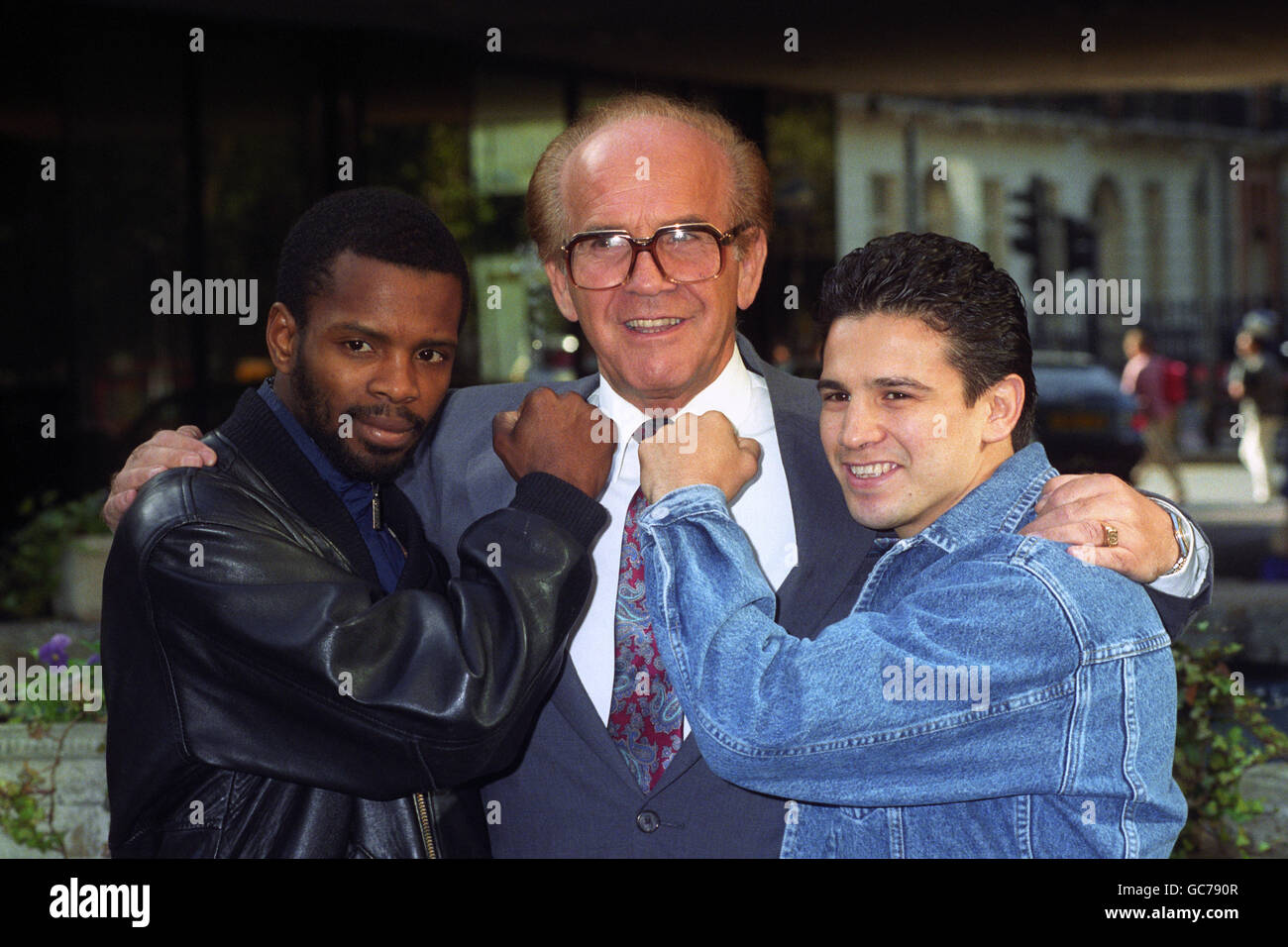 PROMOTER MICKEY DUFF (CENTRE) WITH BOXERS DUKE MCKENZIE (LEFT) AND PAT ...