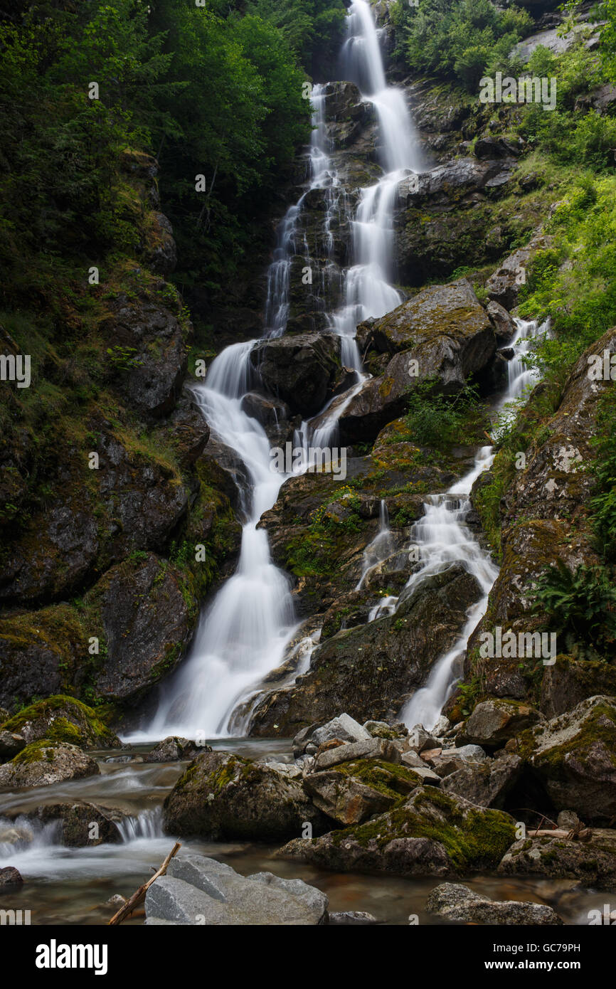 Waterfalls over rocks hi-res stock photography and images - Alamy