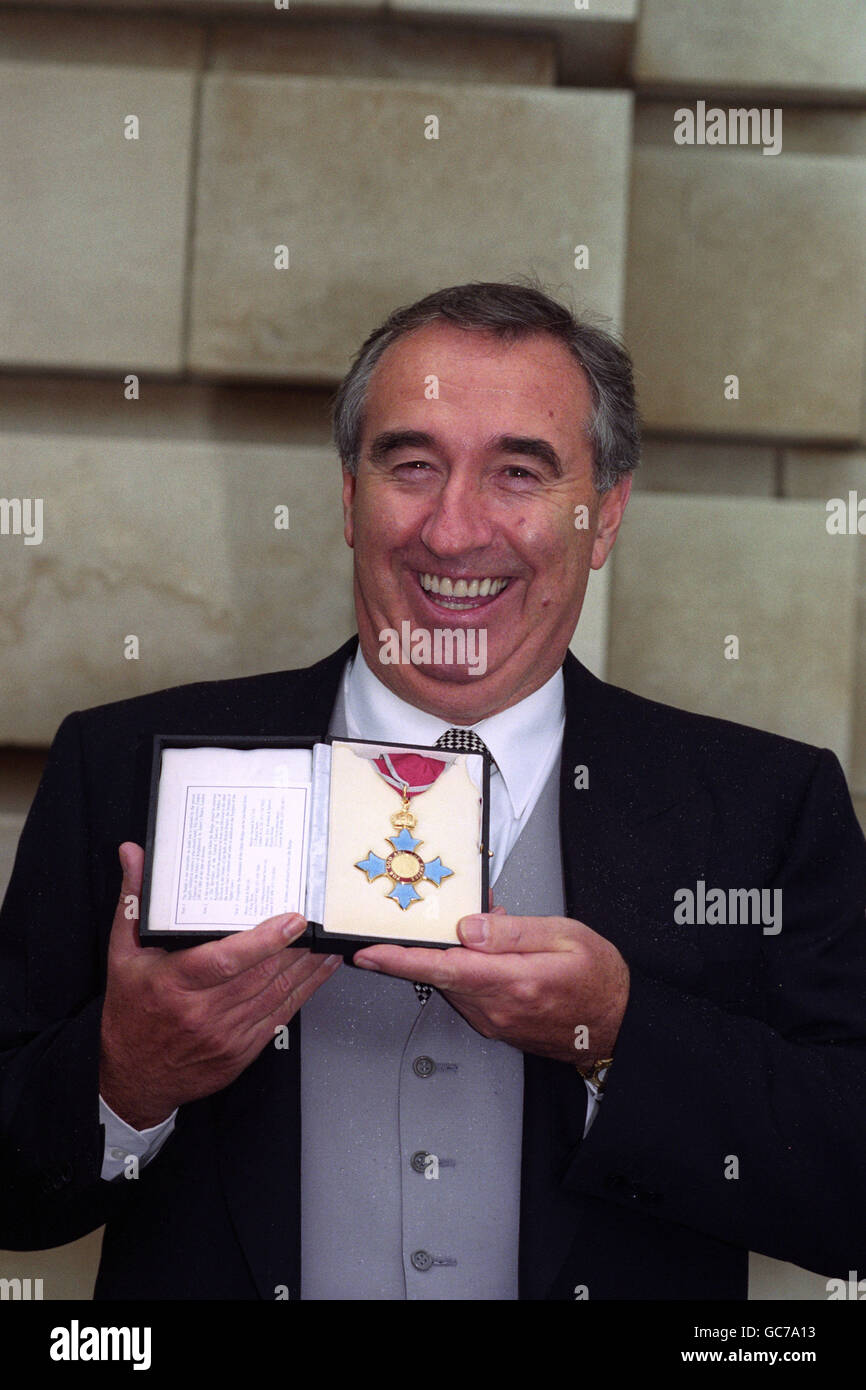 BOOTIFUL! TURKEY KING BERNARD MATTHEWS OUTSIDE BUCKINGHAM PALACE THIS ...