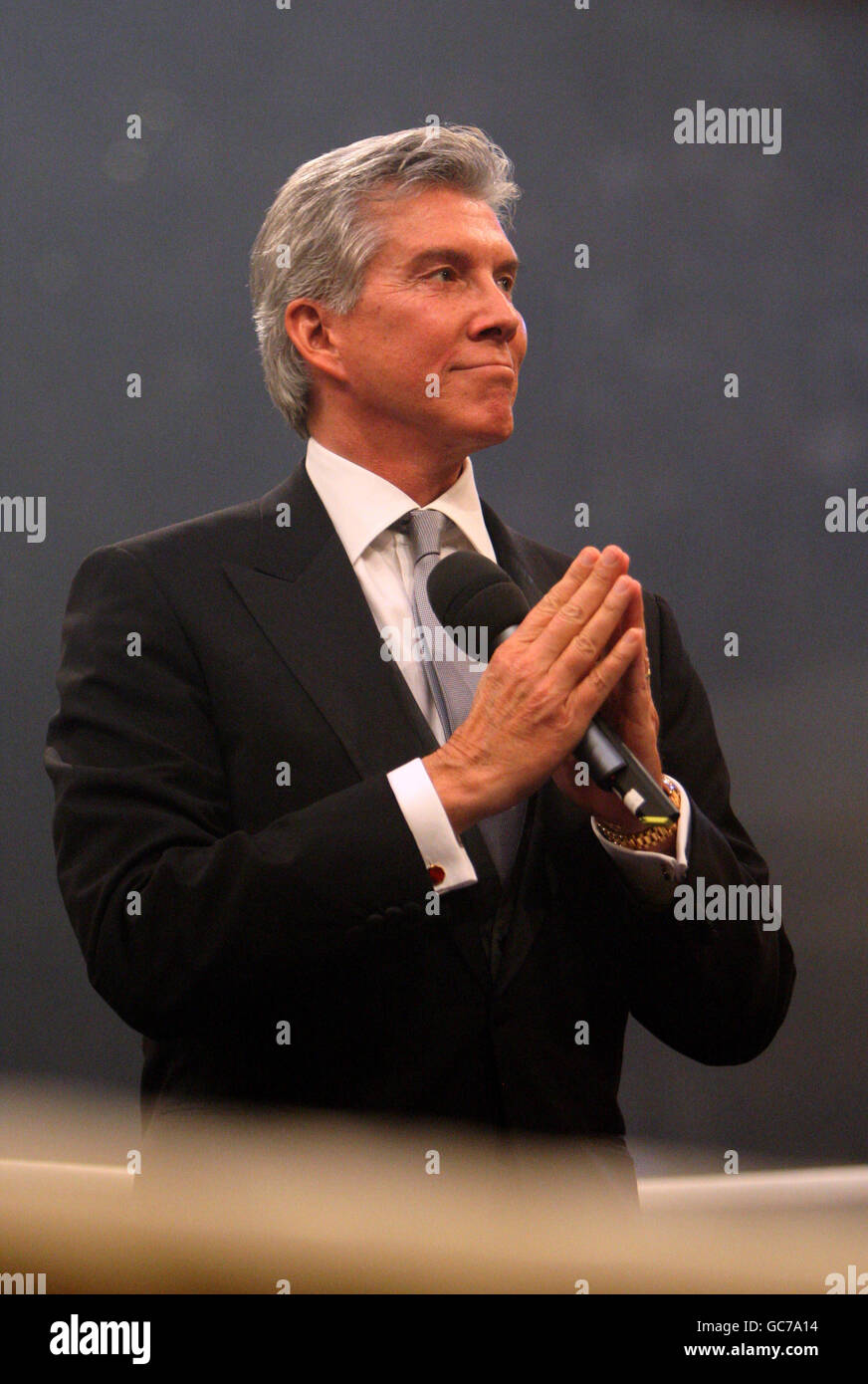 Ring announcer Michael Buffer waits to introduce the two opponents to ...
