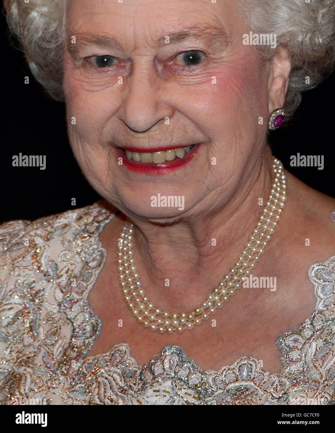 Royal queen head shot headshot smiling royals royalty elizabeth ii hi ...