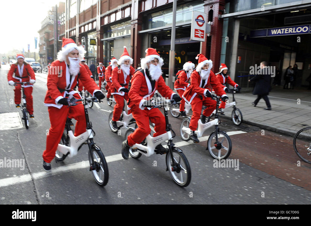 Santas on bikes hi-res stock photography and images - Alamy