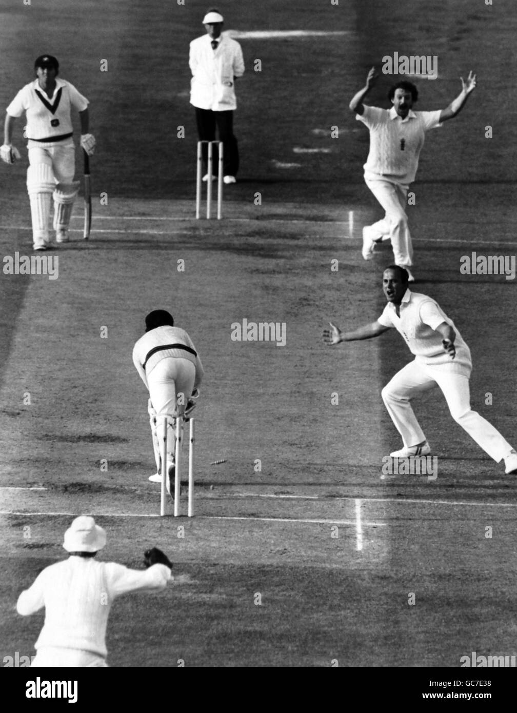 England play australia in Black and White Stock Photos & Images - Alamy