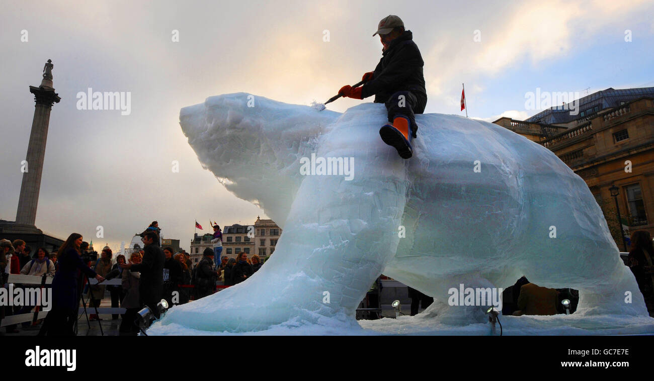 Ice Bear sculpture Stock Photo - Alamy