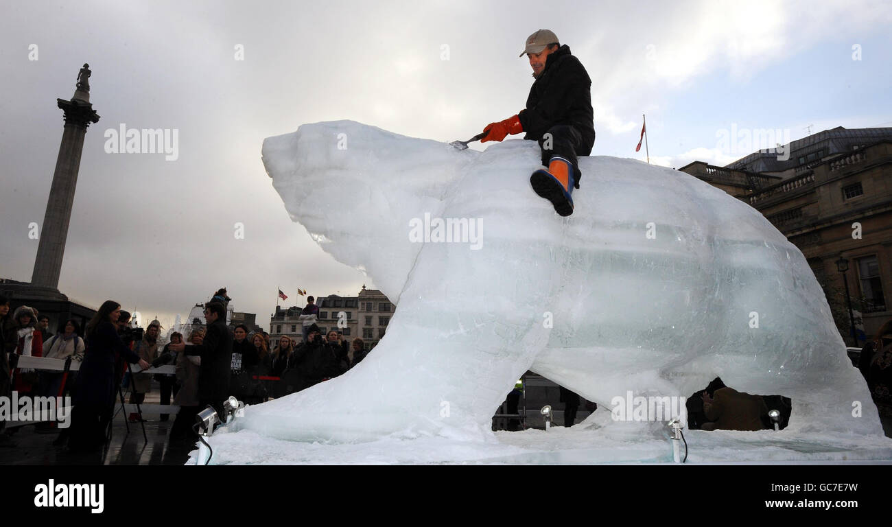 Ice Bear sculpture Stock Photo - Alamy