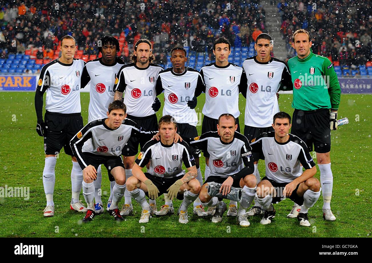 The fulham team line up before the match hi-res stock photography and ...