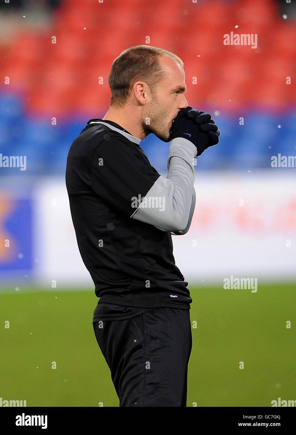 Fulham's Danny Murphy tries to keep warm before the match Stock Photo ...