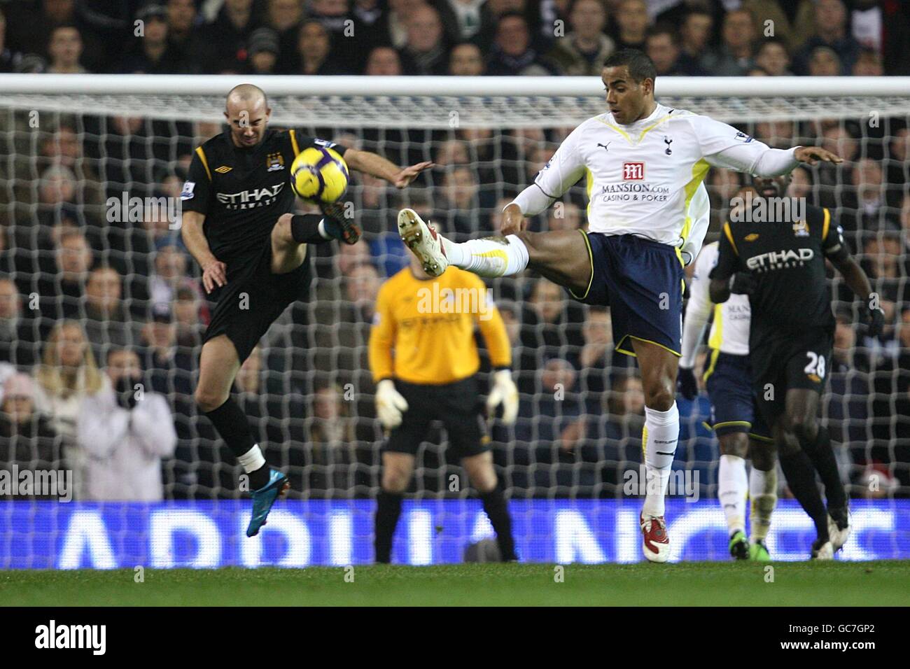 Tottenham hotspurs tom huddlestone hi-res stock photography and images ...